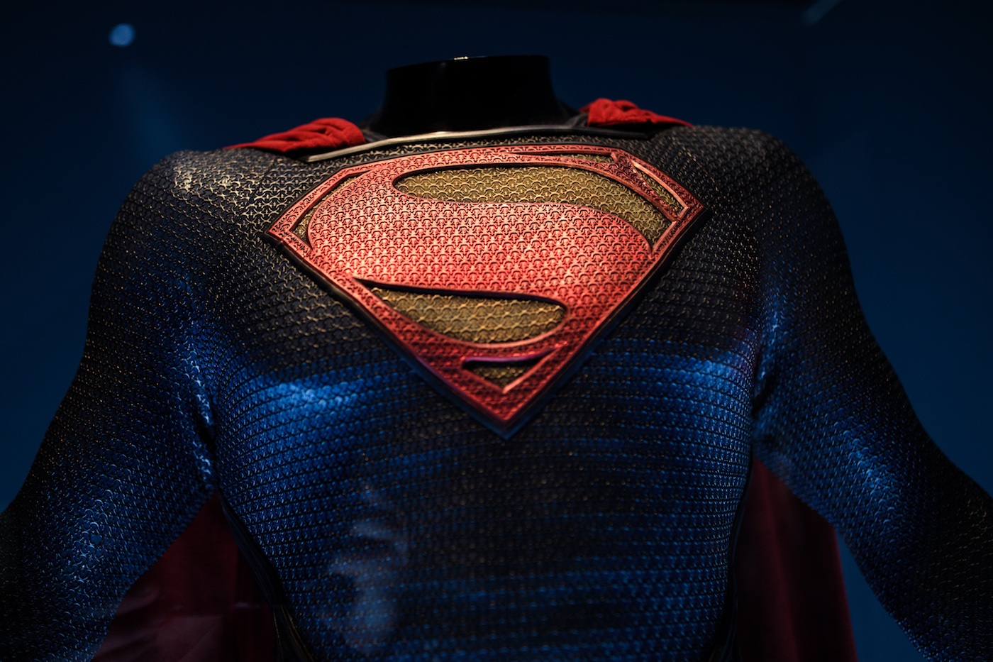 Check Out Superman's Black Suit in Arrowverse Crossover Image - The Credits