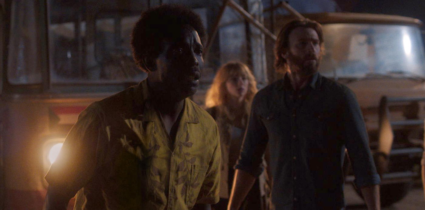 Chris Evans Leads Excellent Cast in Netflix's The Red Sea Diving Resort ...