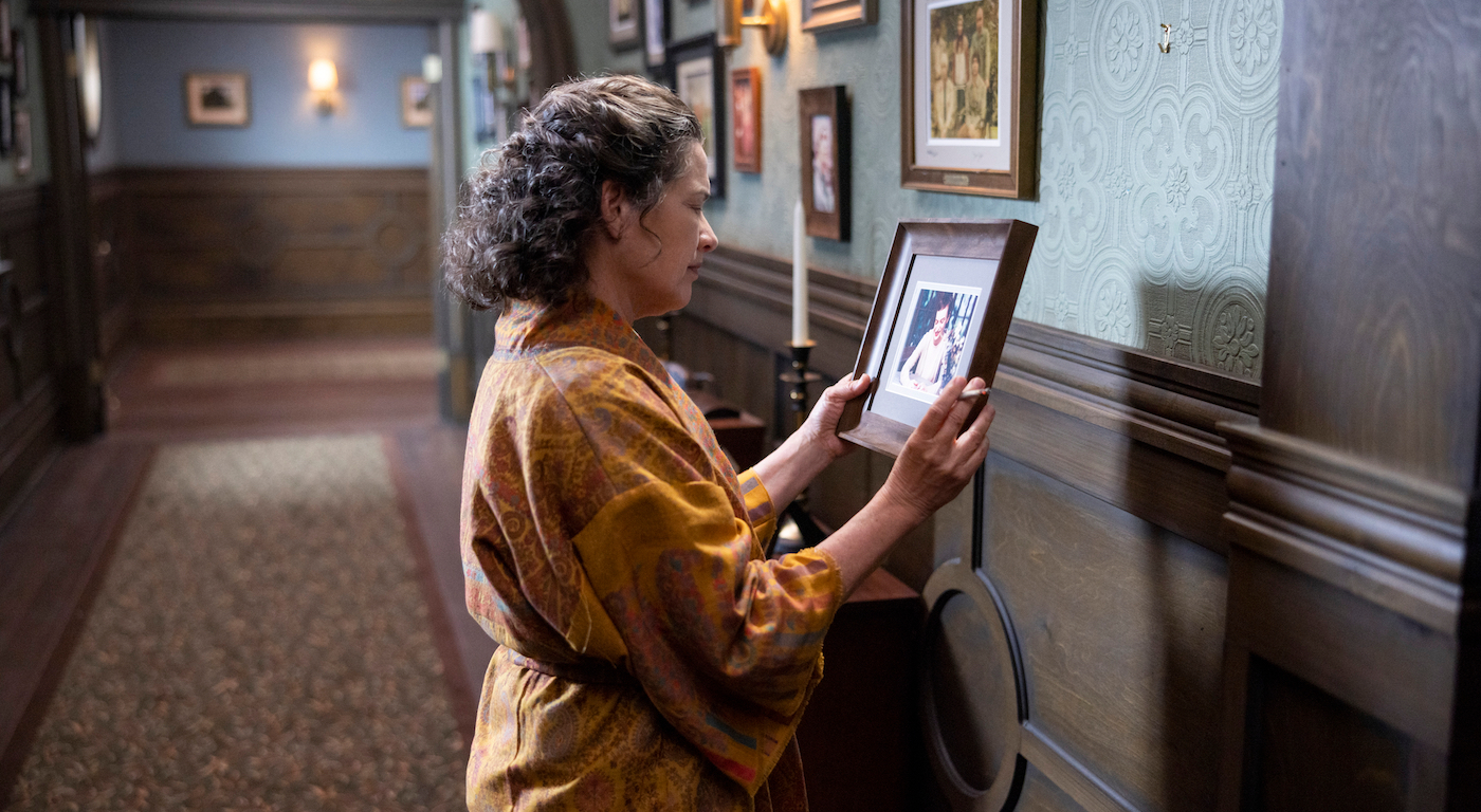 "The Midnight Club" Production Designer Laurin Kelsey on Creating a ...