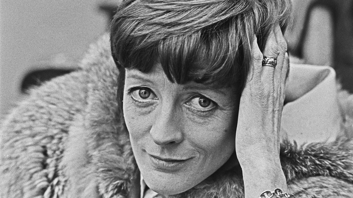 Fellow Stars Pay Tribute to the Late, Great Maggie Smith - The Credits
