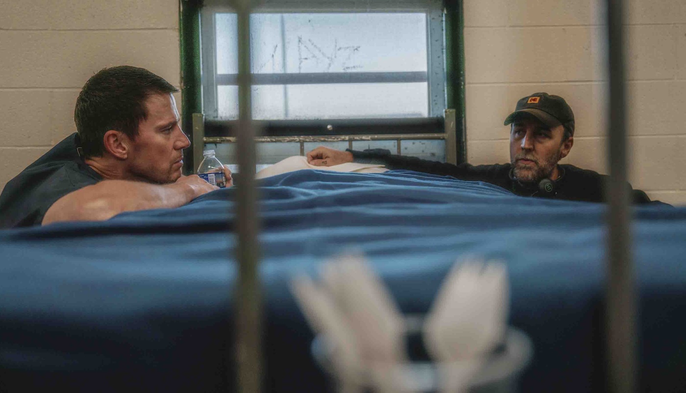 "Roofman" Writer/Director Derek Cianfrance on Casting Real People from Jeffrey Manchester's ...