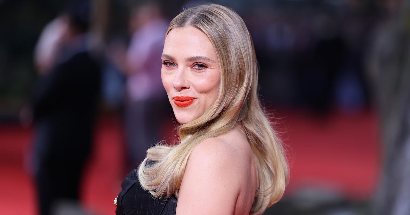 Scarlett Johansson in Final Talks to Join Robert Pattinson in "The ...